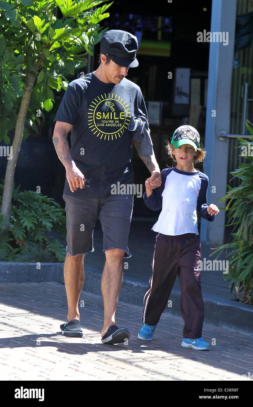 Anthony Kiedis seinem Sohn Everly Bear Klasse Malibu mit malen: Anthony ...
