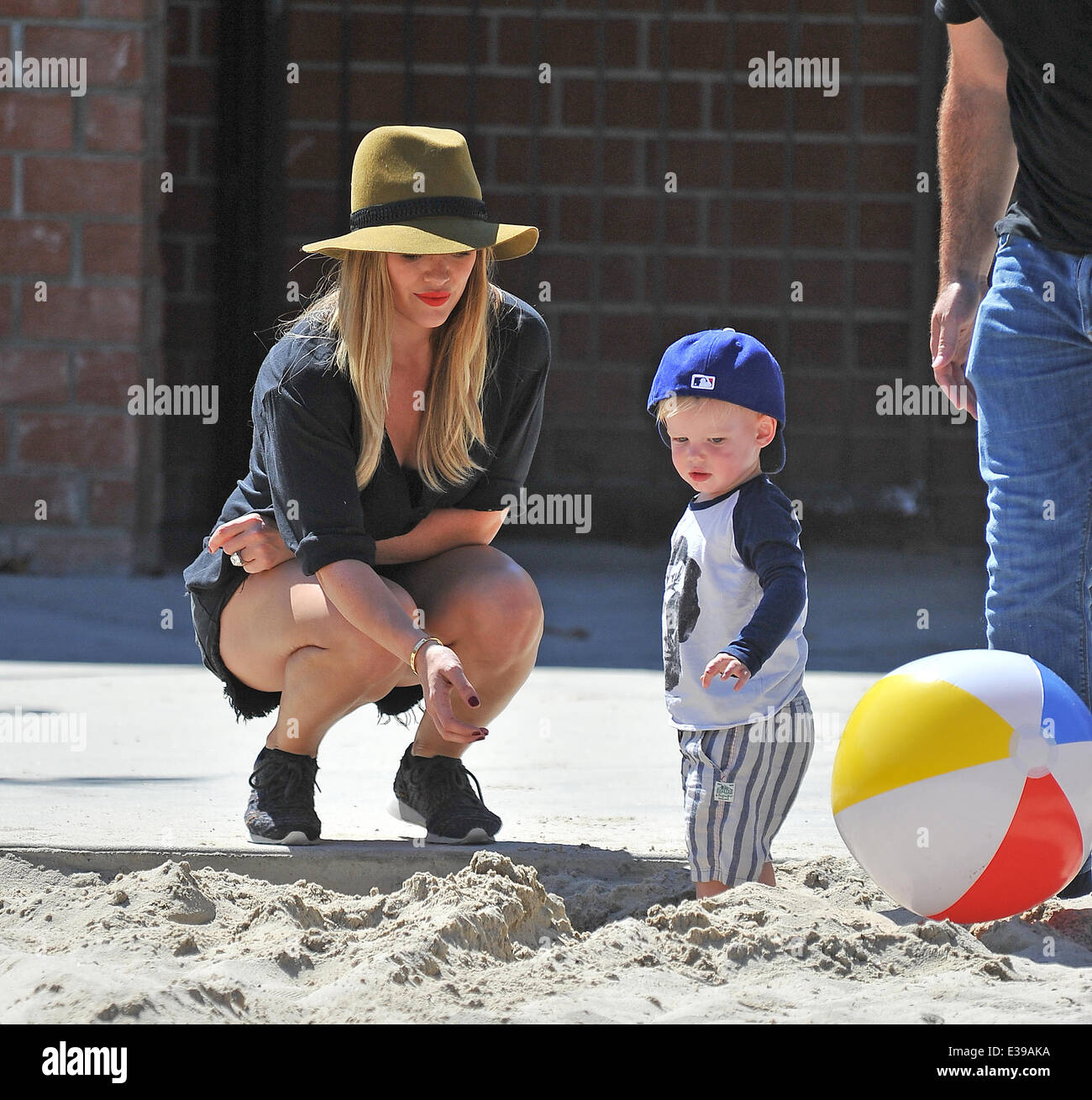 Hilary Duff und ihr Ehemann Mike Comrie bringen ihren Sohn Luca ...