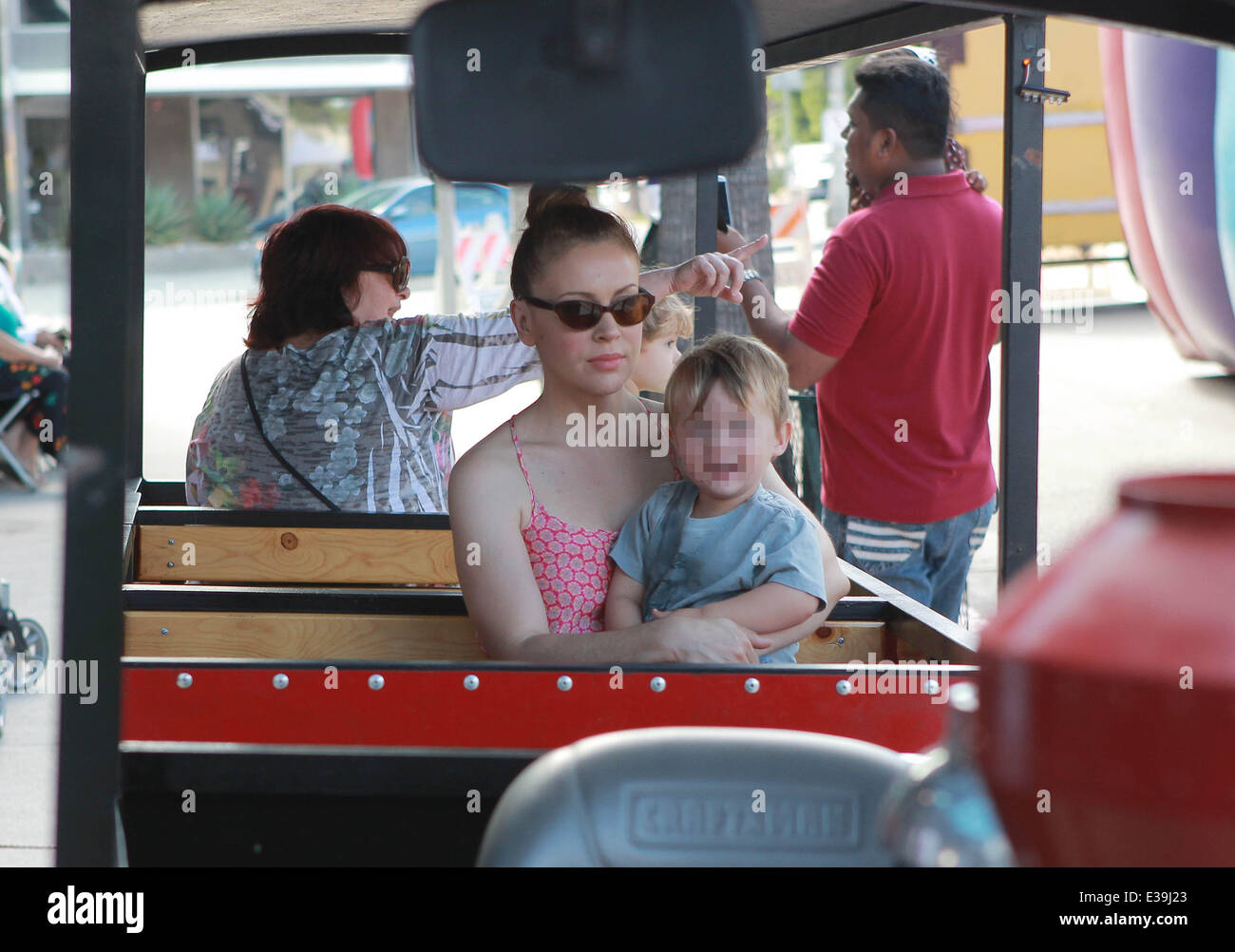 Schauspielerin Alyssa Milano nimmt ihr Ehemann David Bugliari und Sohn ...