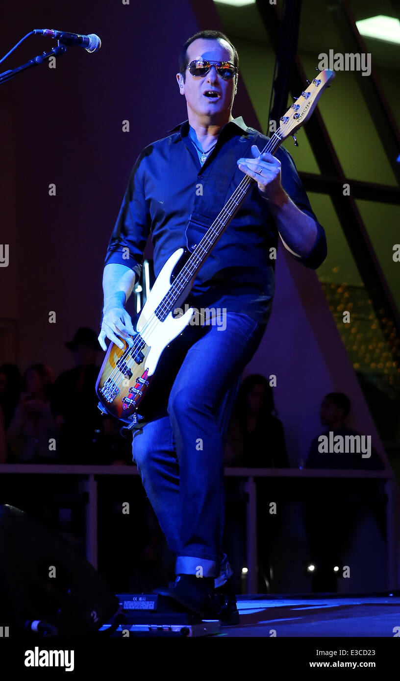 Die D feiert ein Jahr in Las Vegas mit Stone Temple Pilots mit Chester ...