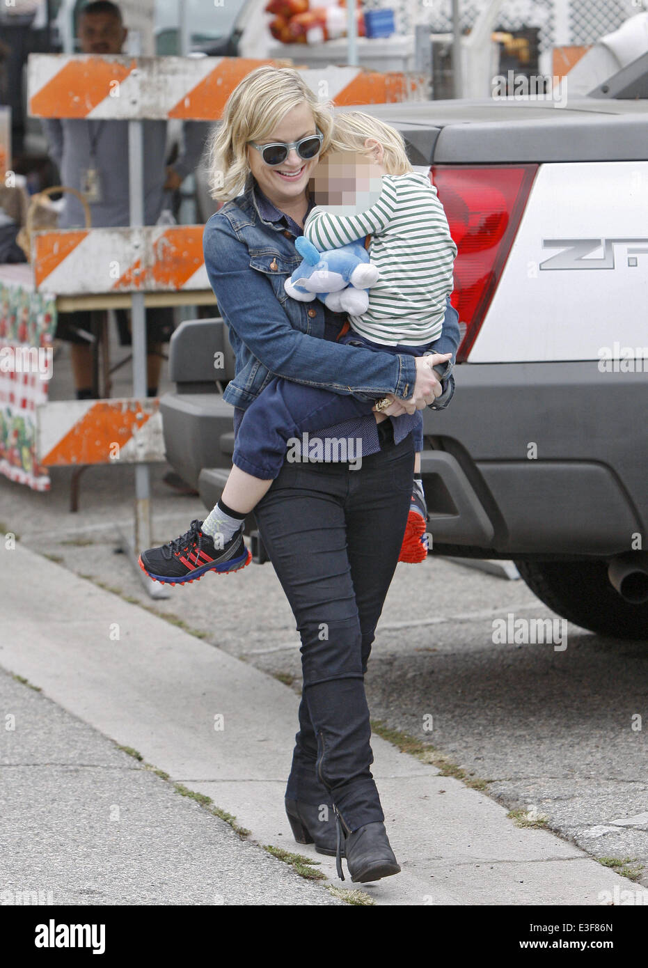 Amy Poehler, mit ihren Söhnen auf dem Bauernmarkt mit Beverly Hills ...