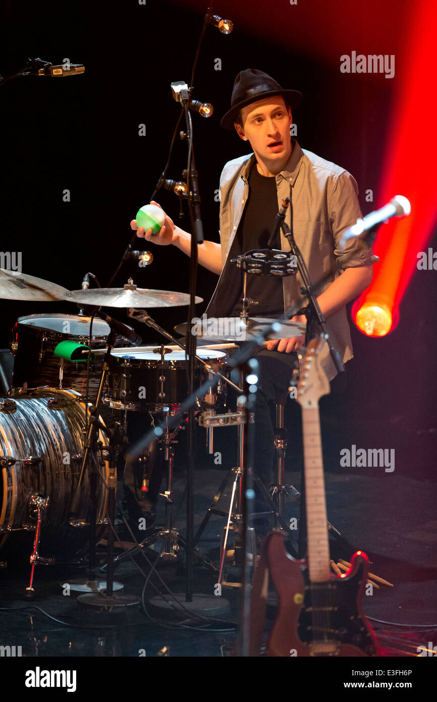 Adam Hayes, Schlagzeuger mit Victor & The Rain Dog, Aufnahme bei ITV ...