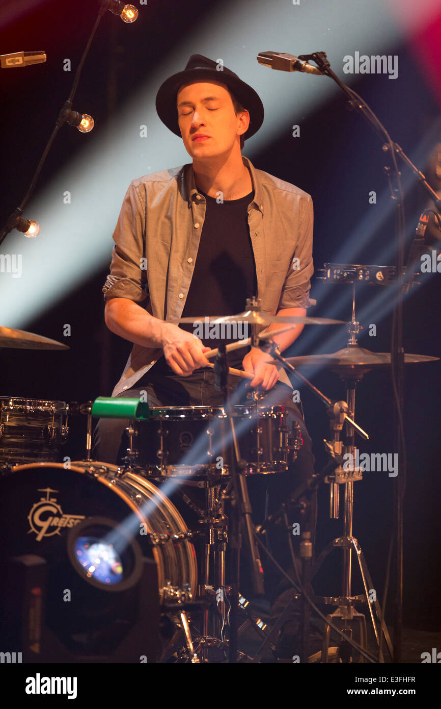 Adam Hayes, Schlagzeuger mit Victor & The Rain Dog, Aufnahme bei ITV ...