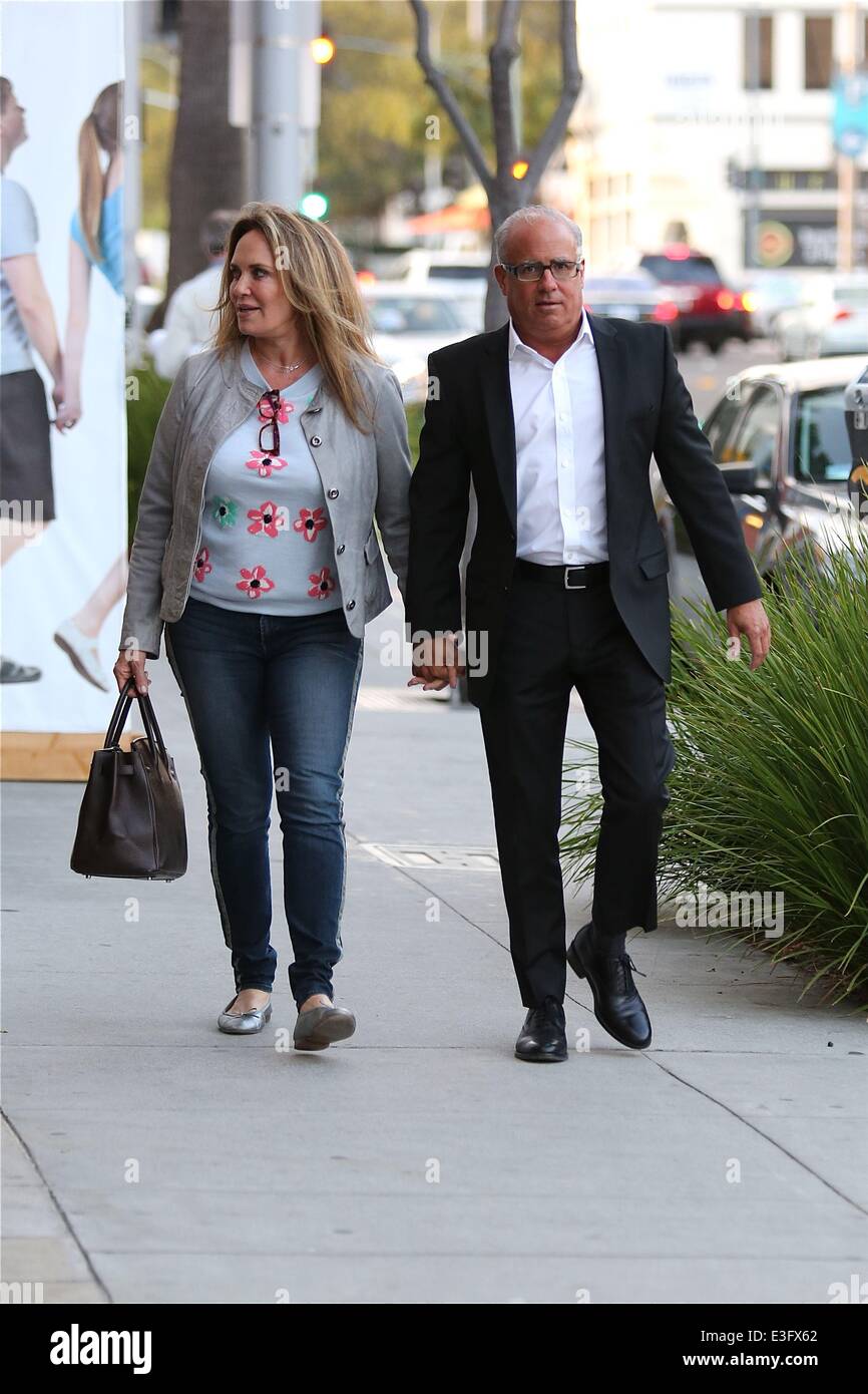 Daisy Duke Catherine Bach Spaziergänge in Beverly Hills mit Ehemann ...