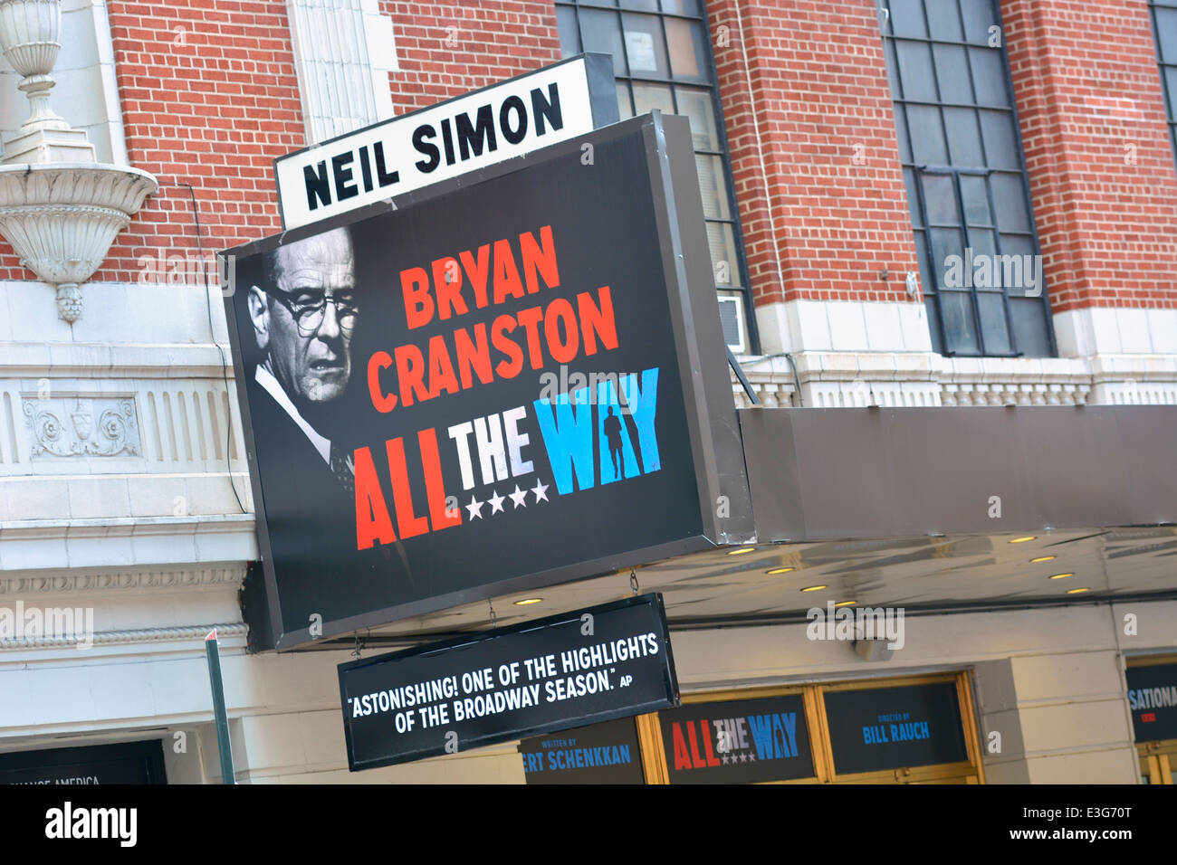 Bryan Cranston, ganz Schild über dem Eingang nach Neil Simon Theater ...