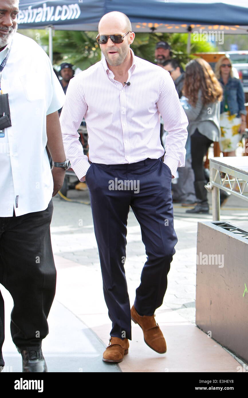 Jason Statham gesehen in den Universal Studios, wo er von Mario Lopez ...