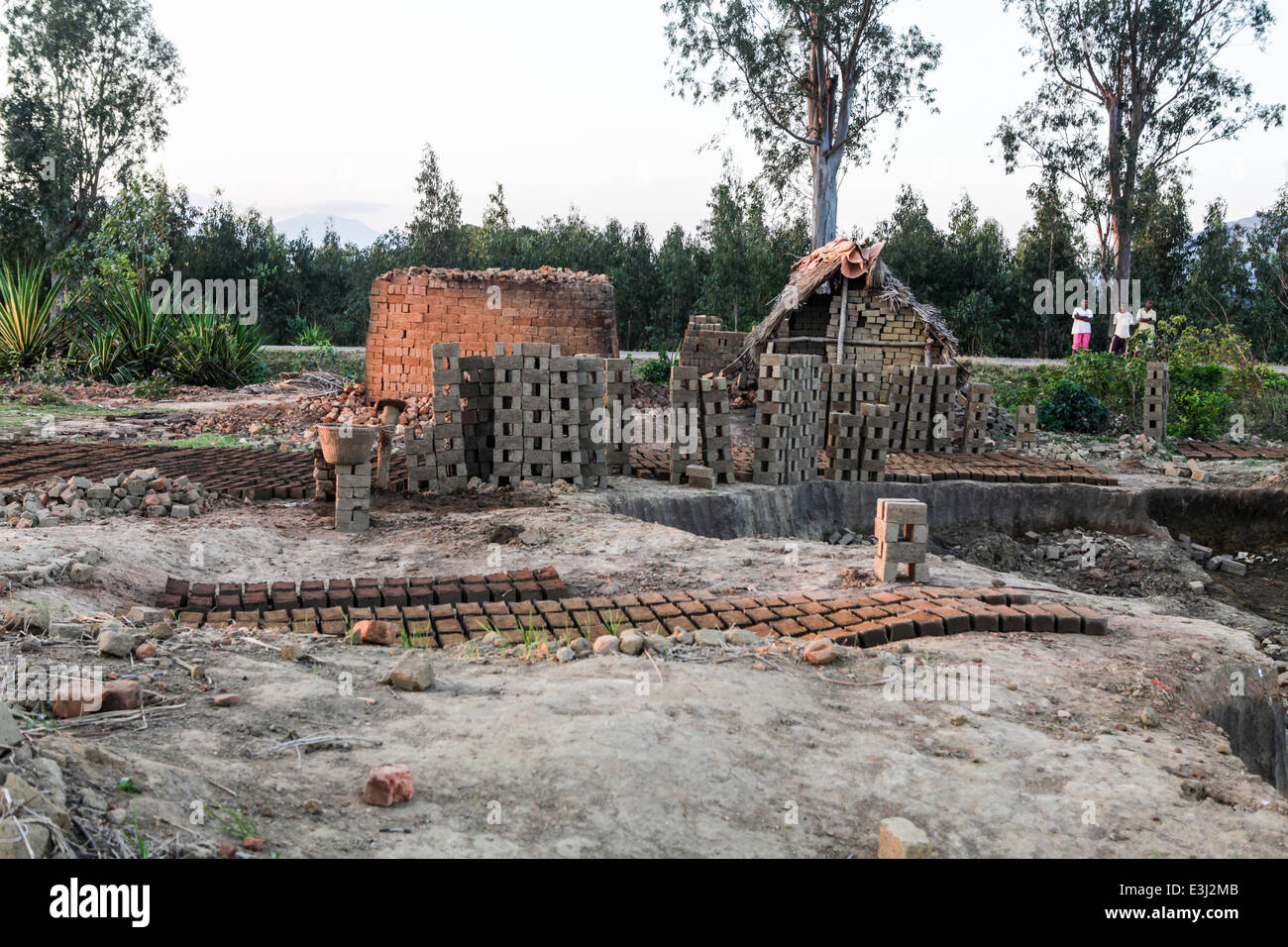 Clay factory worker -Fotos und -Bildmaterial in hoher Auflösung – Alamy