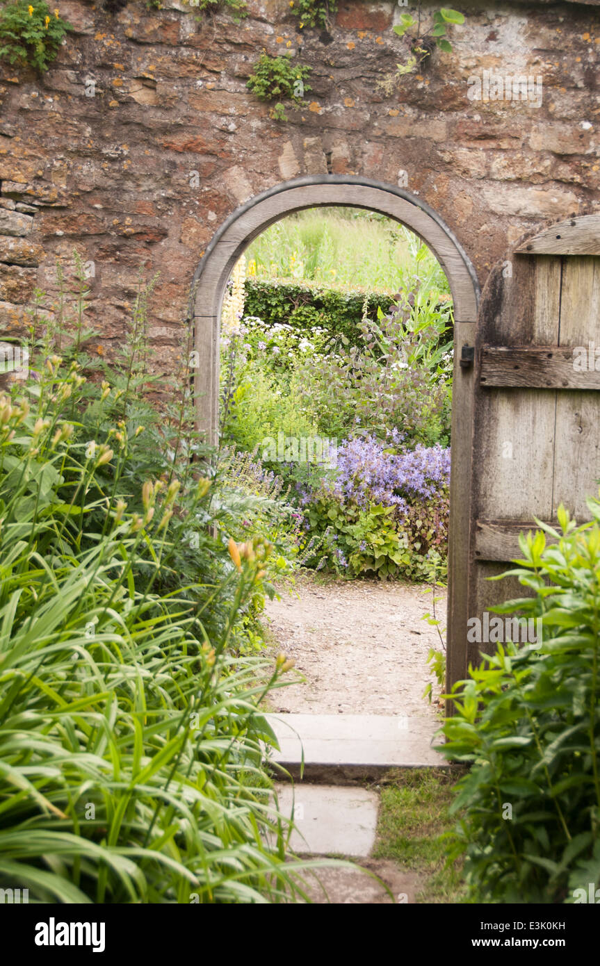 Eingang durch hecke -Fotos und -Bildmaterial in hoher Auflösung – Alamy