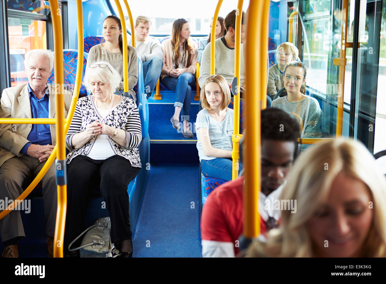 Bus passagiere -Fotos und -Bildmaterial in hoher Auflösung – Alamy