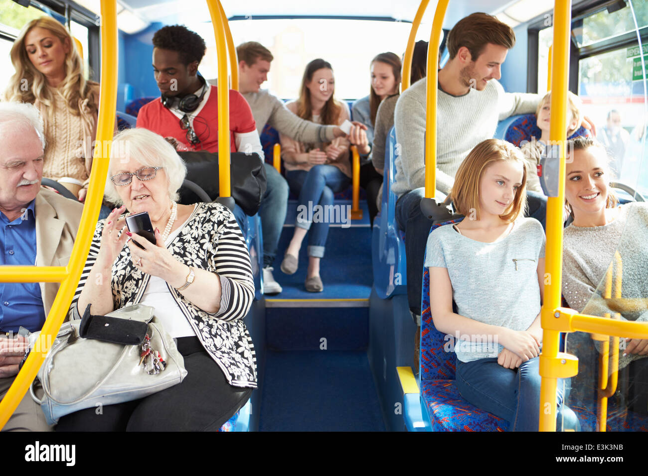 Innenraum des Busses mit Passagieren Stockfotografie - Alamy