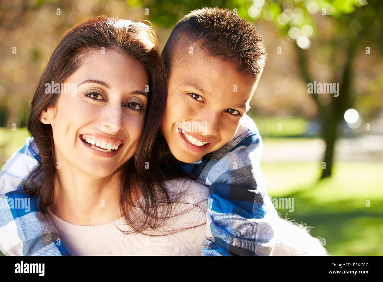 Mother hugging adult son -Fotos und -Bildmaterial in hoher Auflösung ...