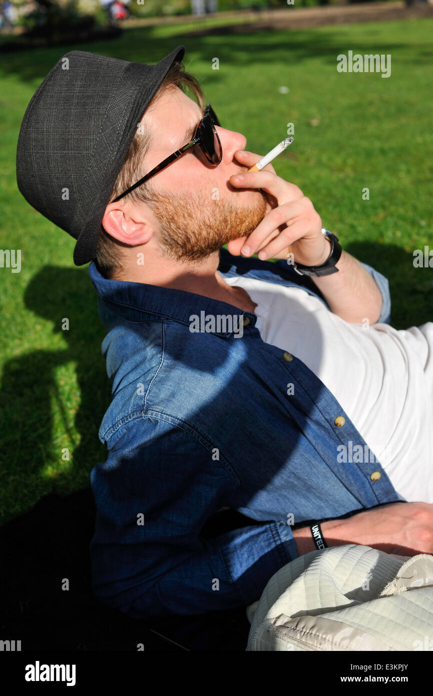 Mann Rauchen beim liegen auf dem Rasen Stockfotografie - Alamy