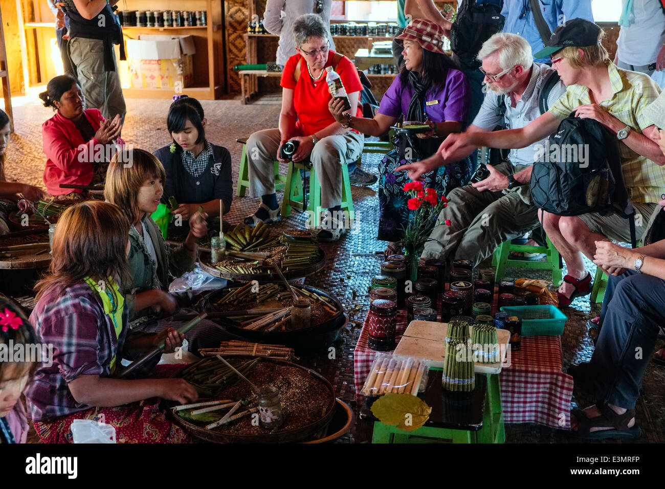 Frau mit zigarre foto -Fotos und -Bildmaterial in hoher Auflösung – Alamy