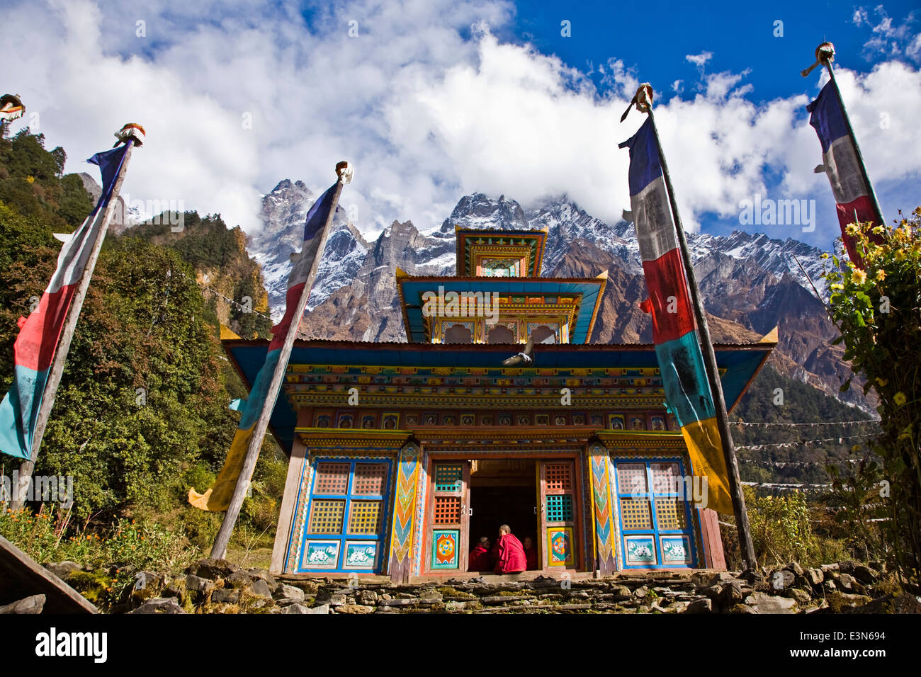 Ein Tempel und Himalaya-Gipfel auf einem abgelegenen tibetischen ...