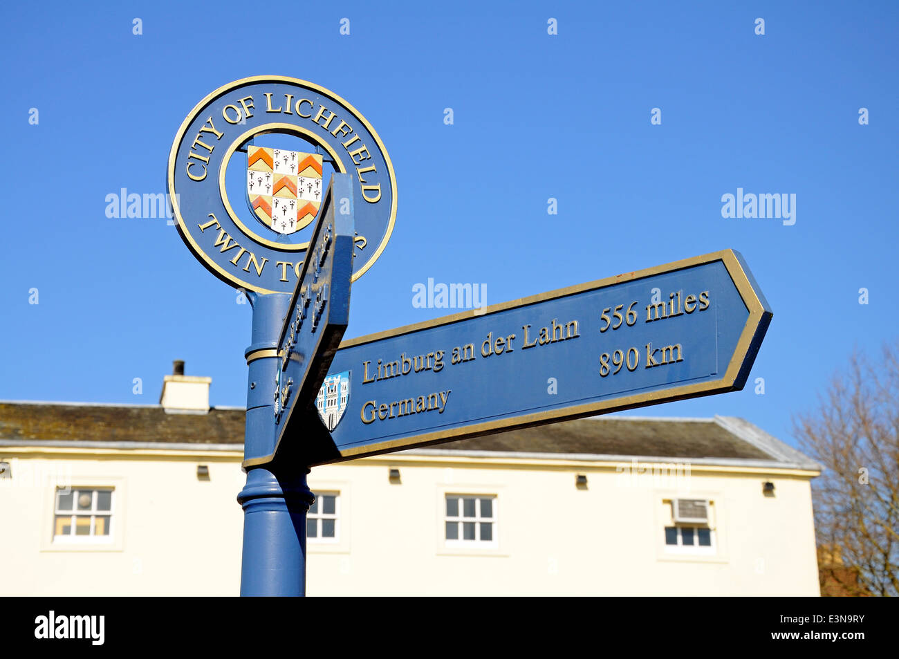 Twin town sign -Fotos und -Bildmaterial in hoher Auflösung – Alamy