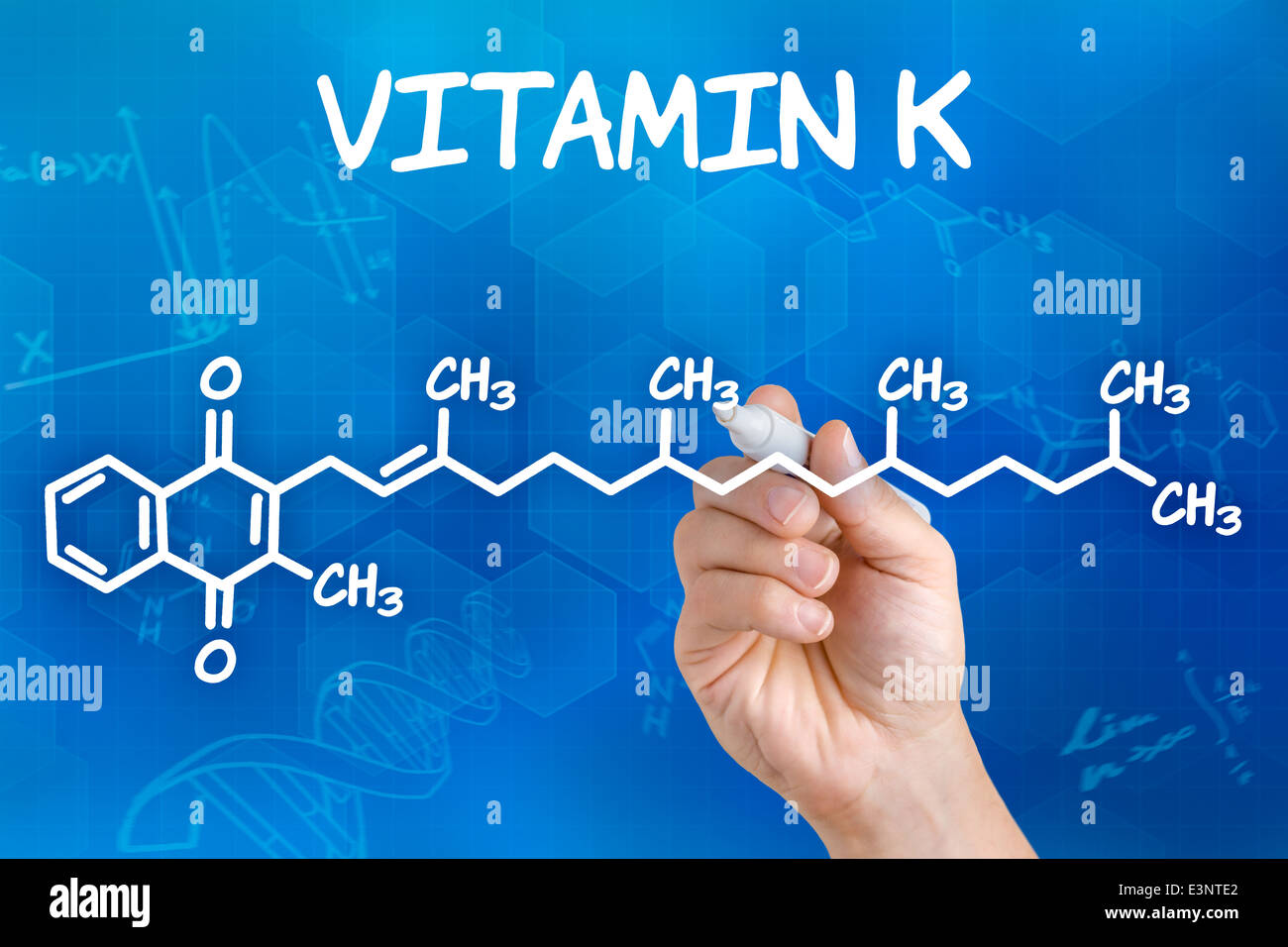 Hand mit Federzeichnung die chemische Formel von Vitamin K ...