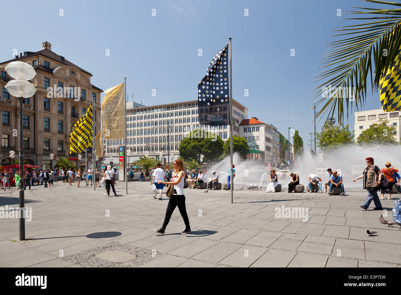 München, Karlsplatz (Stachus) mit Wasser-Brunnen - München, Bayern ...