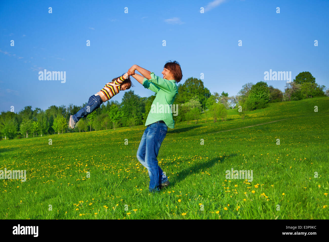 Vater hält Kind in der Luft beim wirbeln ihn Stockfotografie - Alamy