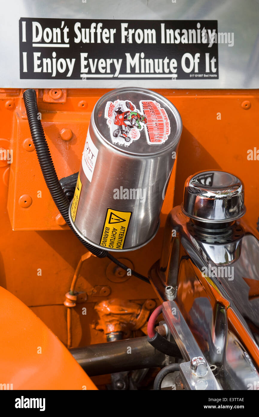 Unter der Motorhaube eines VW Käfers mit dem Spruch "Ich leide nicht an ...