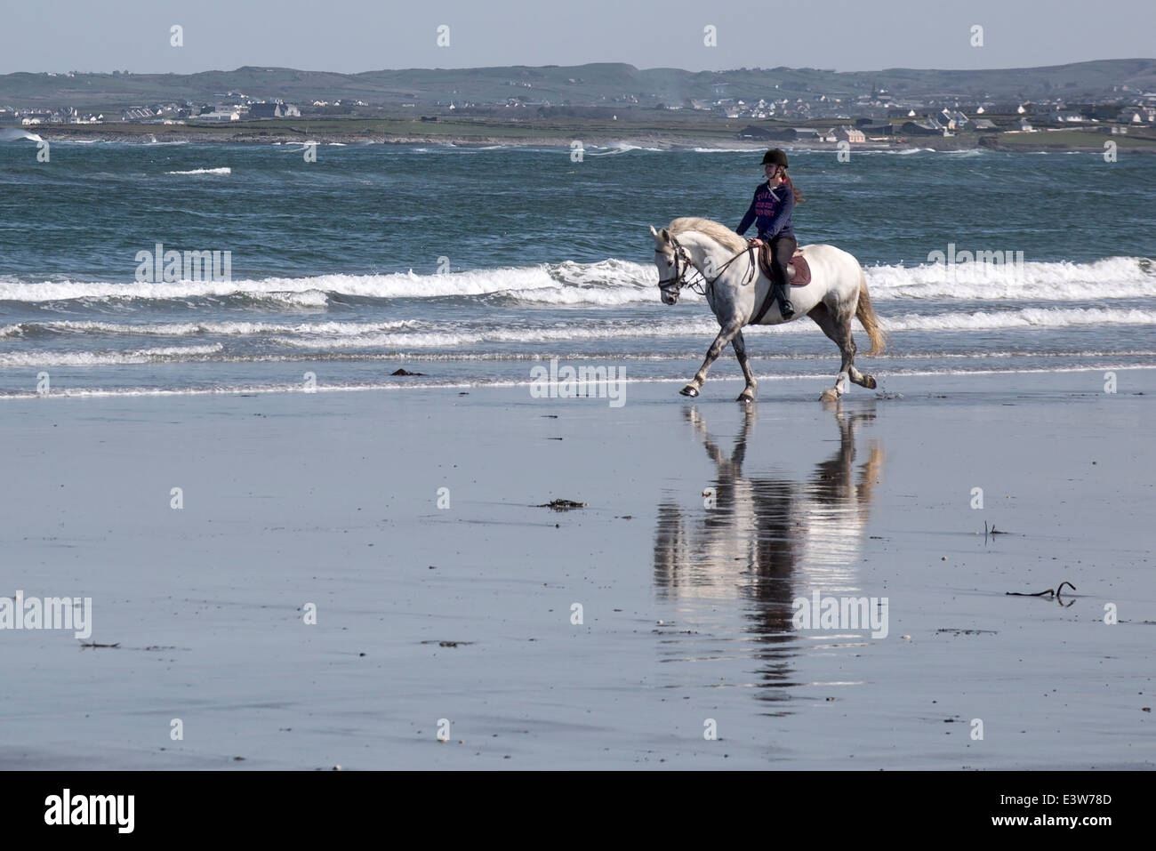 Reiter und pferd am strand -Fotos und -Bildmaterial in hoher Auflösung – Alamy