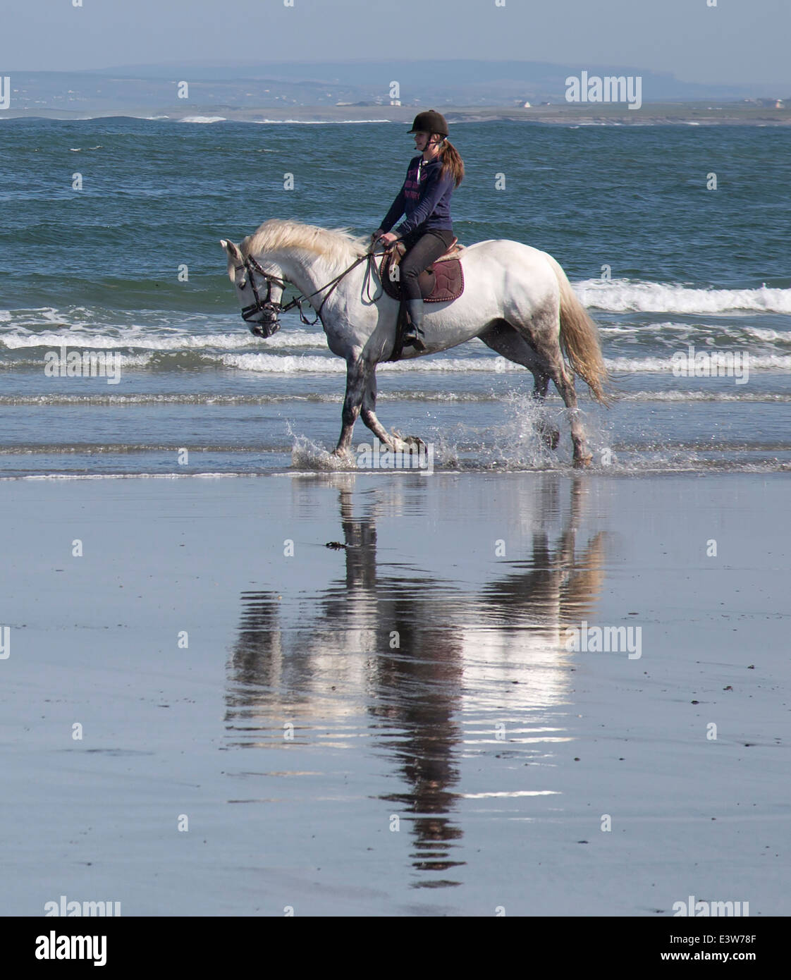 Reiter und pferd am strand -Fotos und -Bildmaterial in hoher Auflösung – Alamy