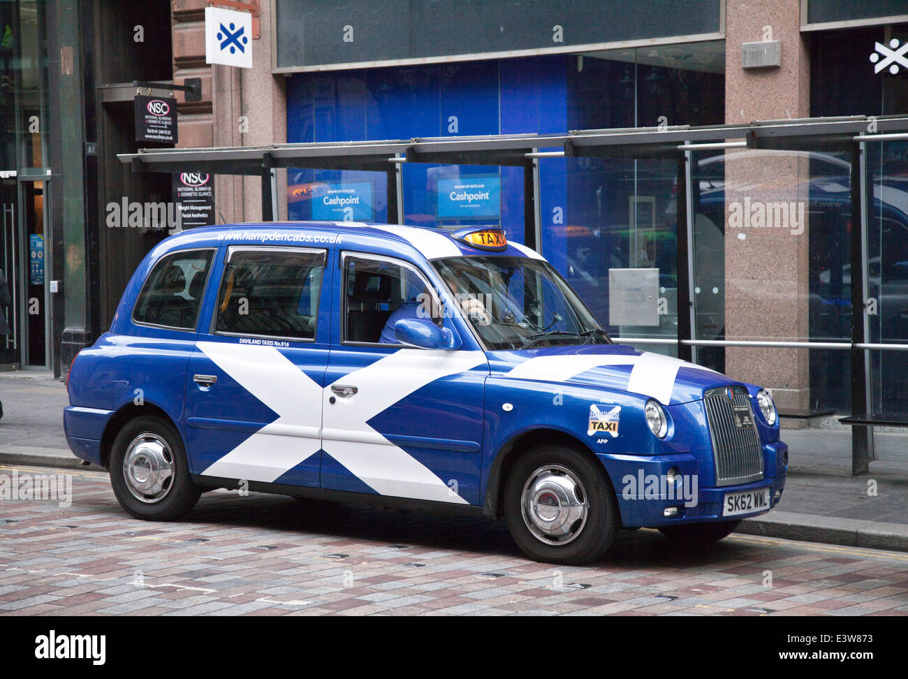 Blau-weiße Taxis in Glasgow mit der Bemalung der Scottish National ...