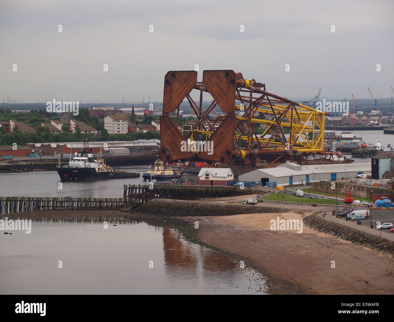 Oil Rig Unterstützung Schiff, Magnus mit drei Schleppboote Abschleppen ...
