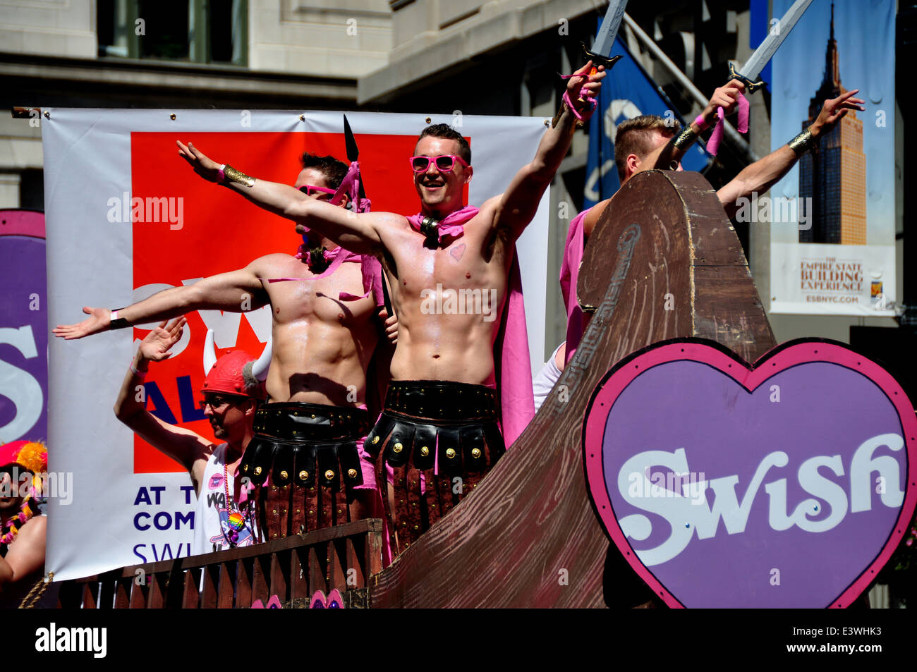 NYC: Muscle Boy Gladiatoren Reiten auf den Swish schweben am 2014-Gay ...