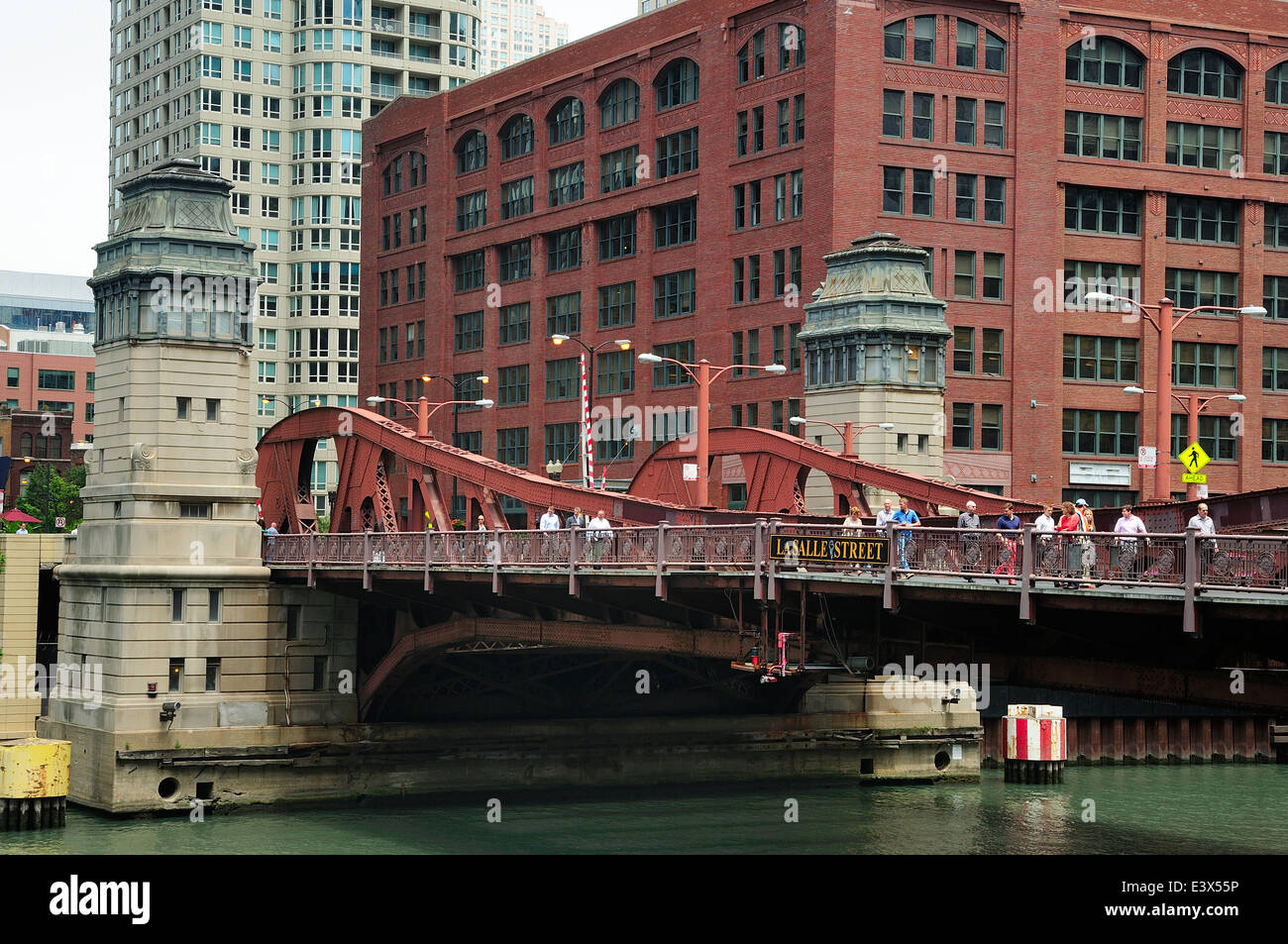 Chicagos LaSalle Street Bridge über den Chicago River Stockfotografie ...
