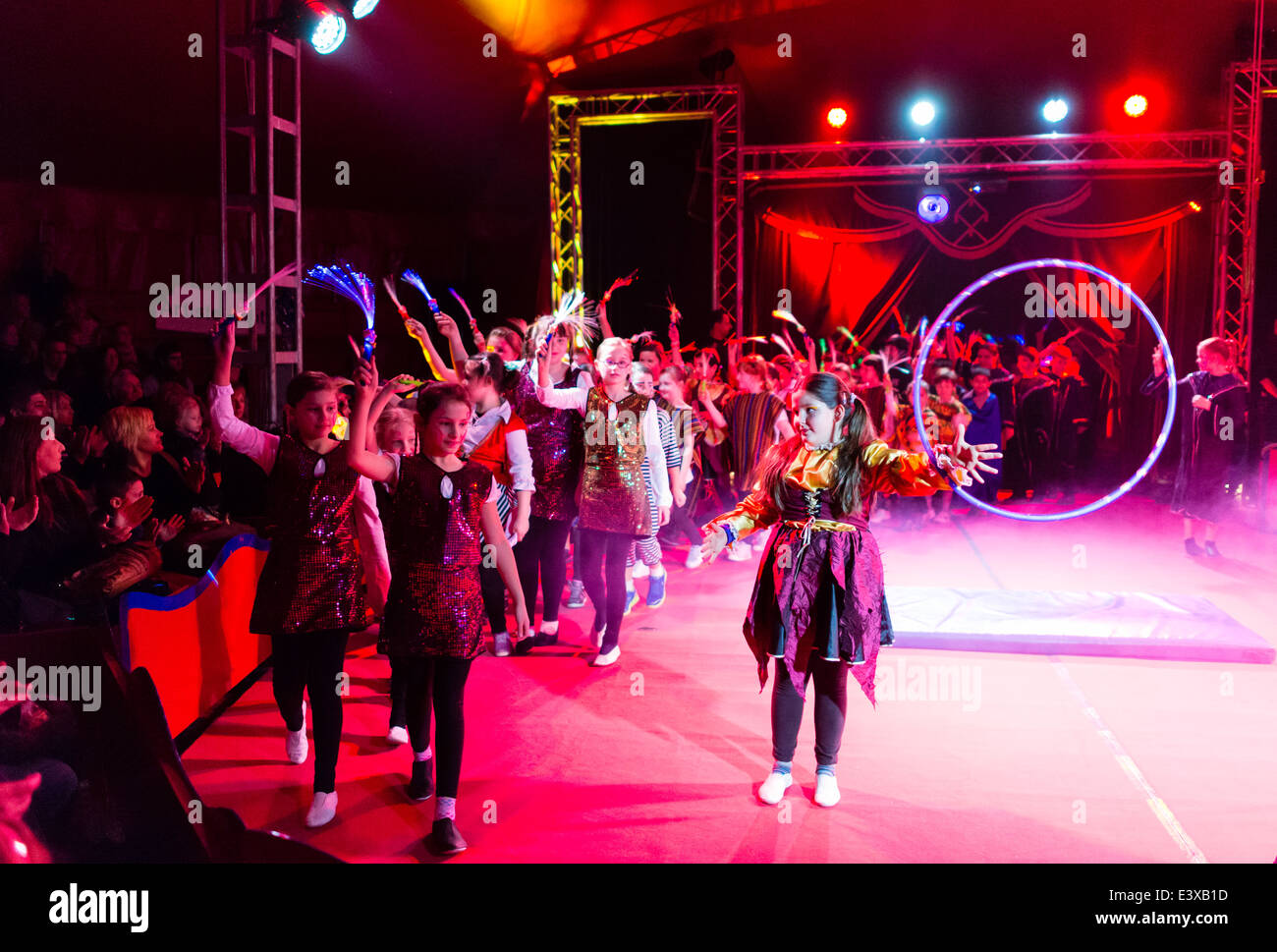 Kinder im Grundschulalter führen eine Zirkus-Show in einem Zirkuszelt ...