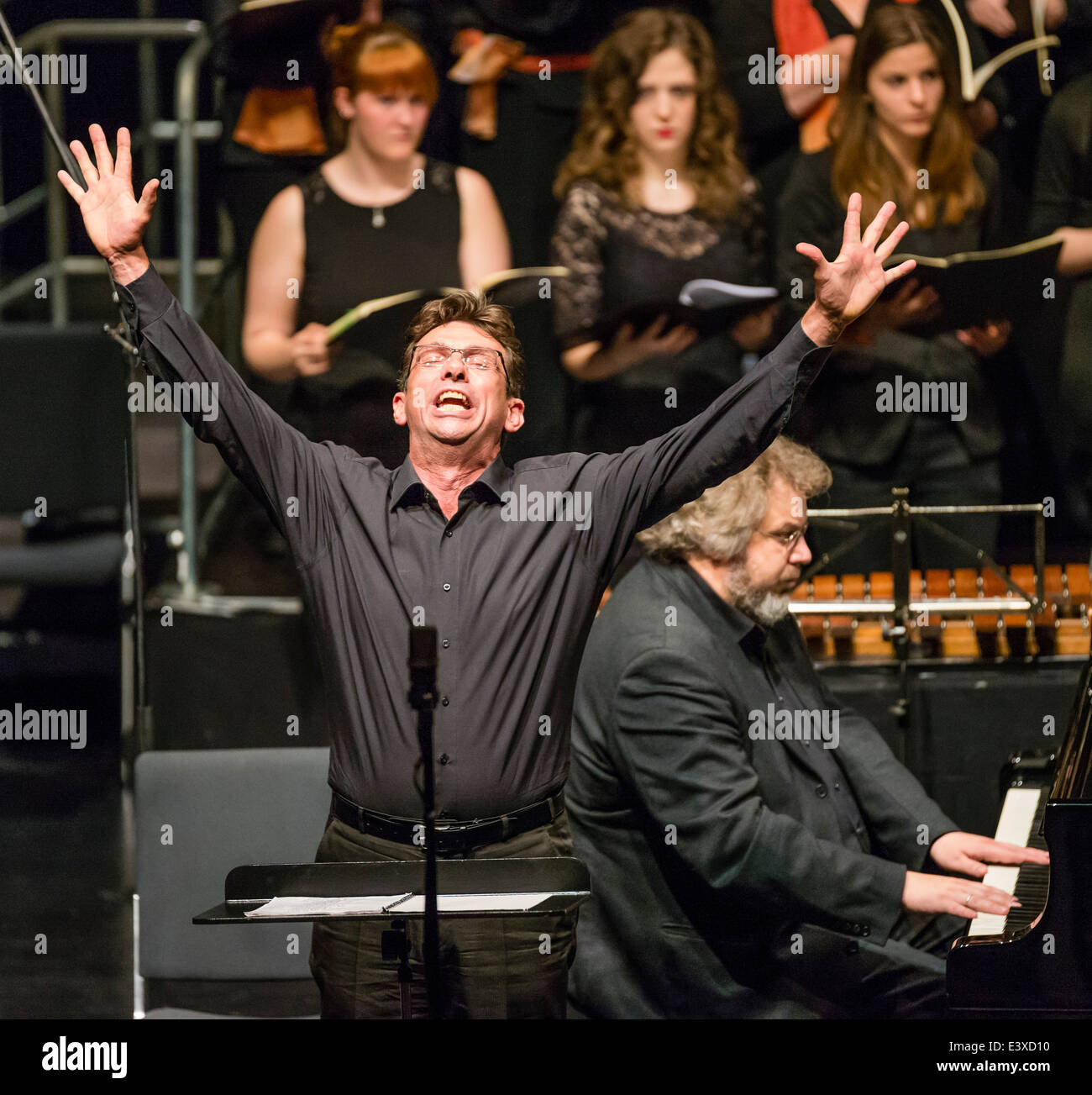 Baritone singer -Fotos und -Bildmaterial in hoher Auflösung – Alamy