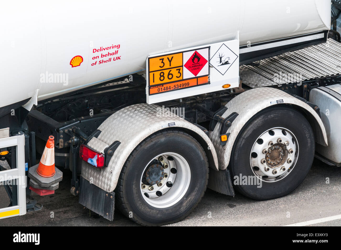 Kraftstoff-Tanker-LKW-Warnschilder und zwei Räder Stockfotografie - Alamy