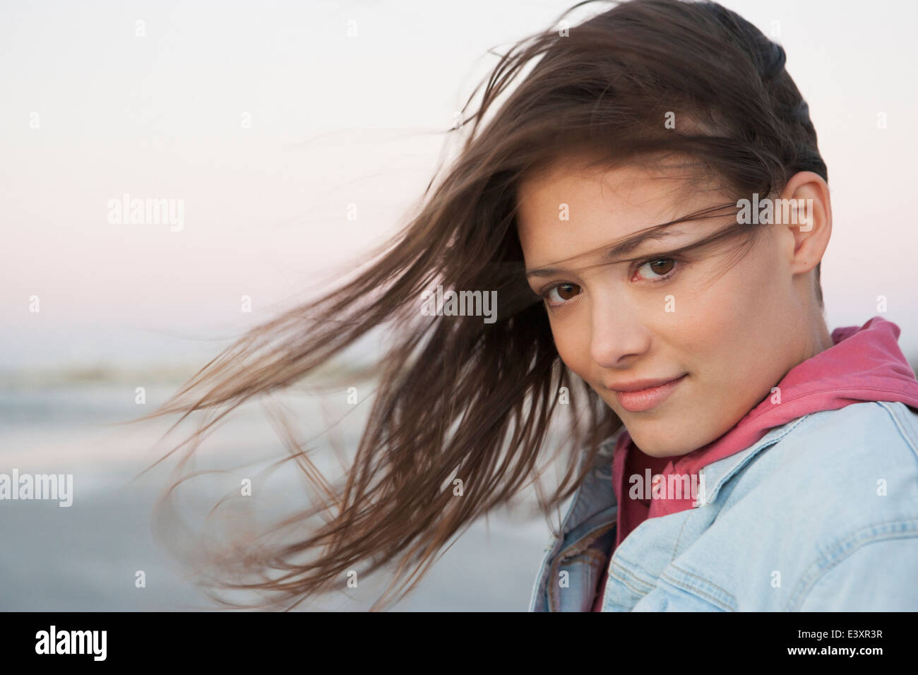 Womans haare wehen im wind -Fotos und -Bildmaterial in hoher Auflösung ...