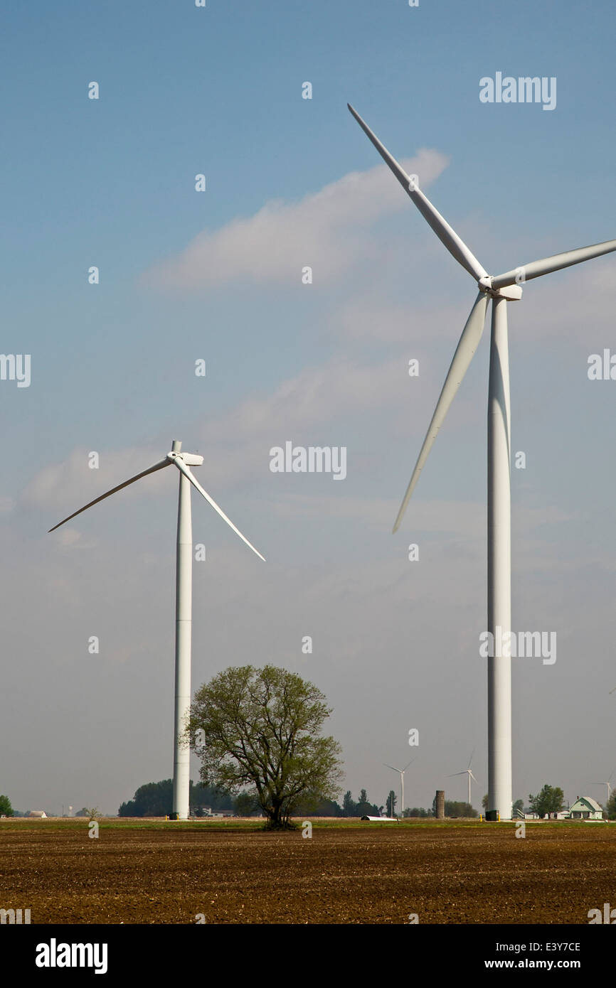 Tipton, Indiana - eine Windkraftanlage mit einer Klinge, die von einem ...