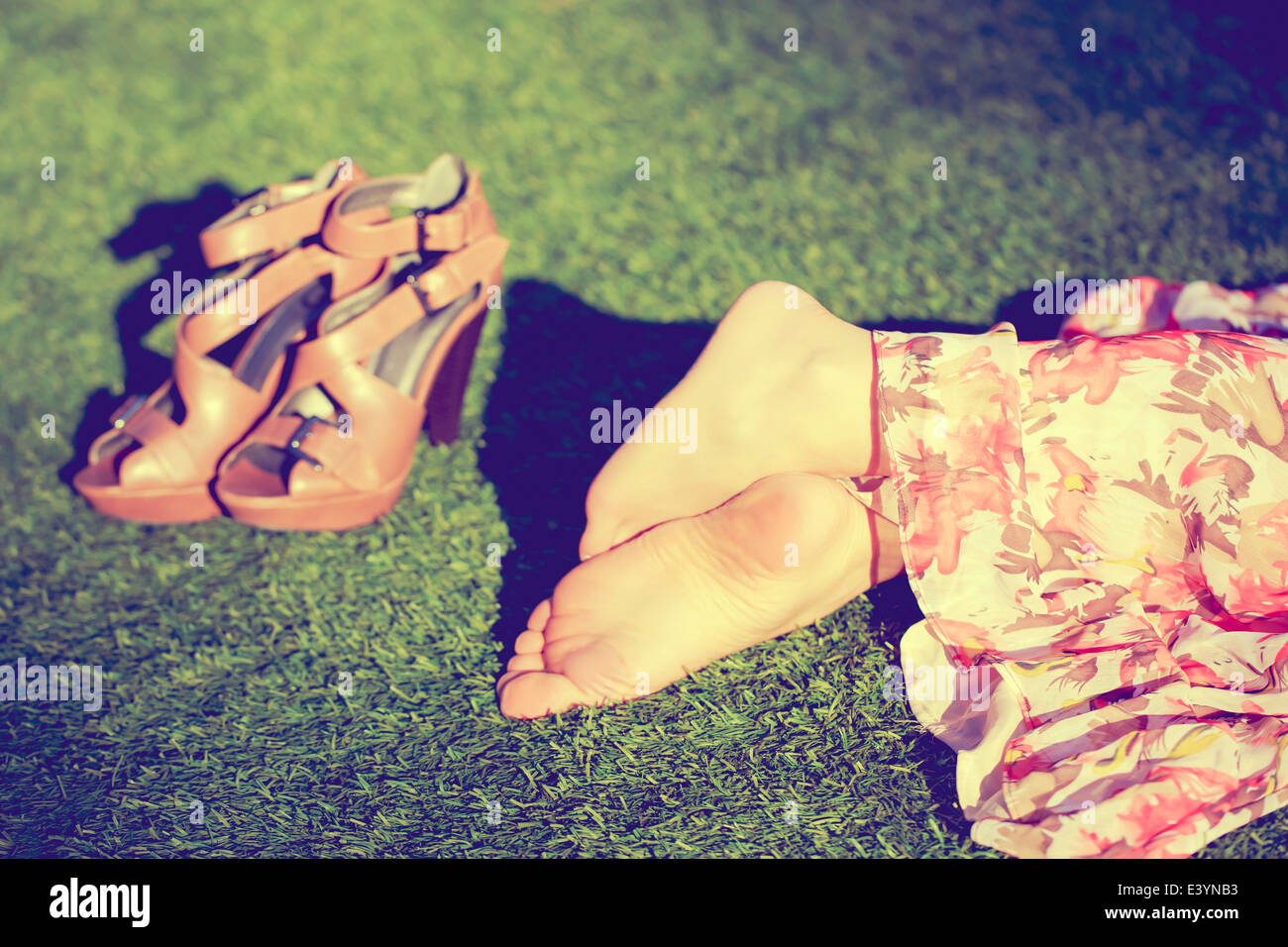 Jugendliche mädchen füße -Fotos und -Bildmaterial in hoher Auflösung ...