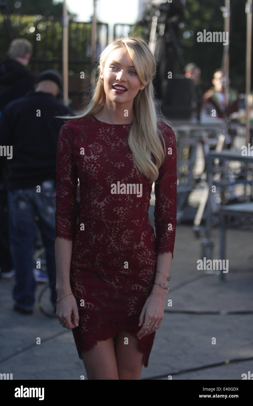 Candice Swanepoel macht Auftritt auf Exrta tv show in Universal City ...