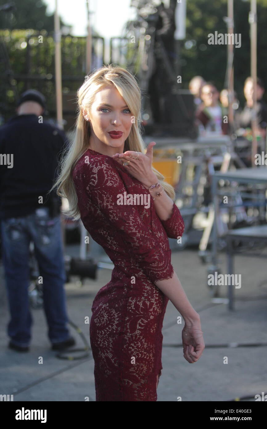 Candice Swanepoel macht Auftritt auf Exrta tv show in Universal City ...