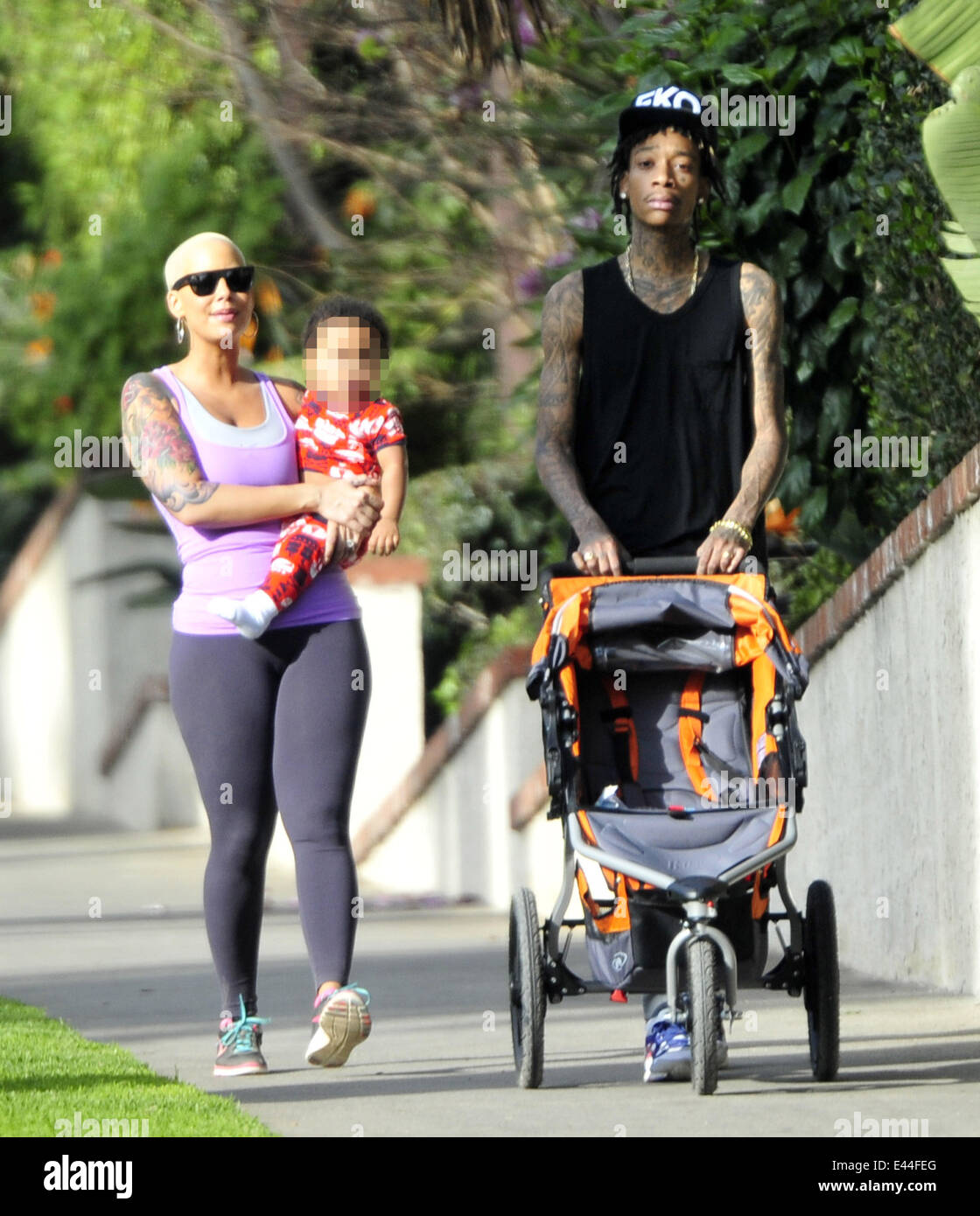 US-amerikanischer Rapper Wiz Khalifa nimmt seiner Frau und seinem Sohn ...