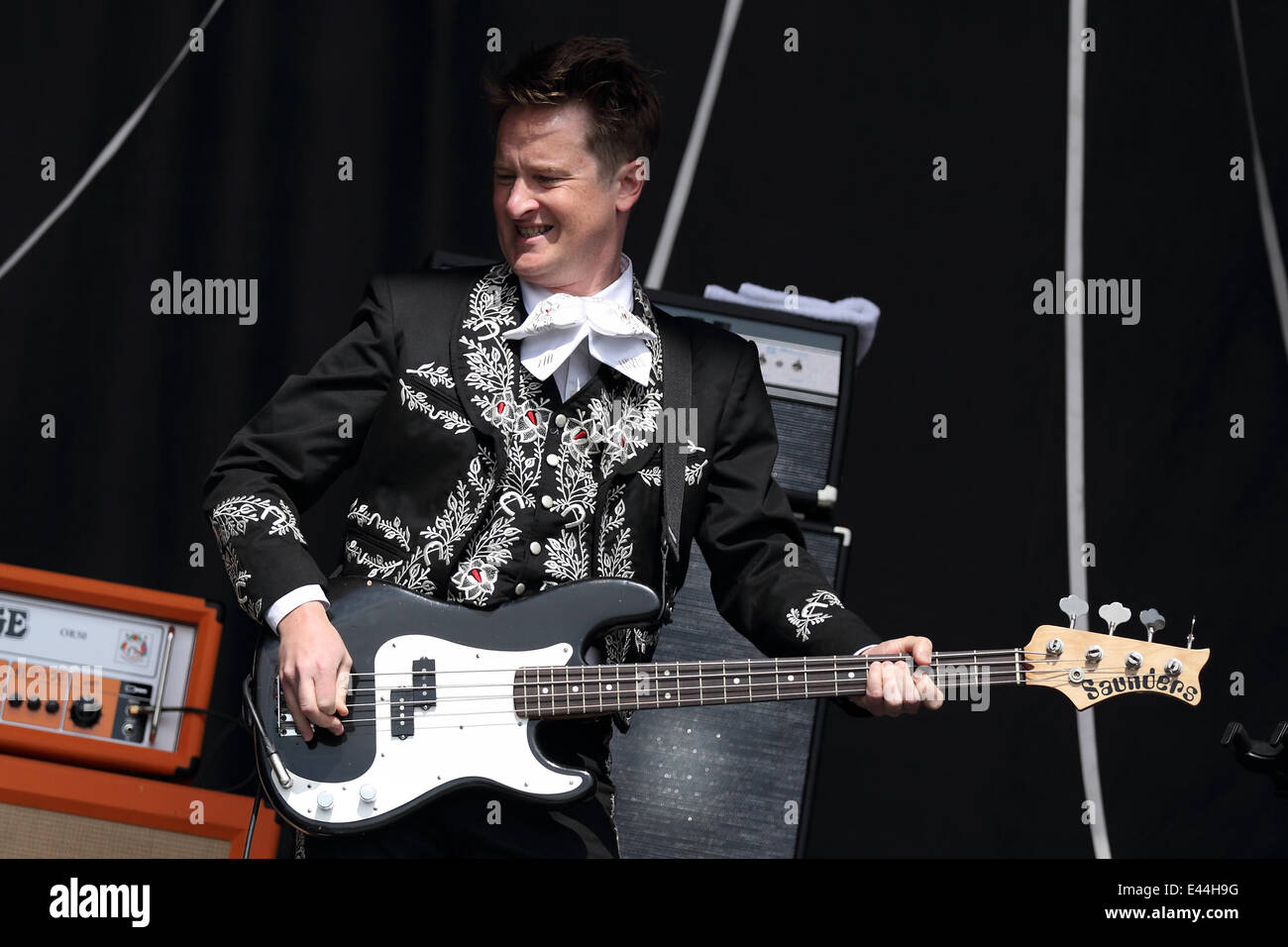 Der hives bassist -Fotos und -Bildmaterial in hoher Auflösung – Alamy