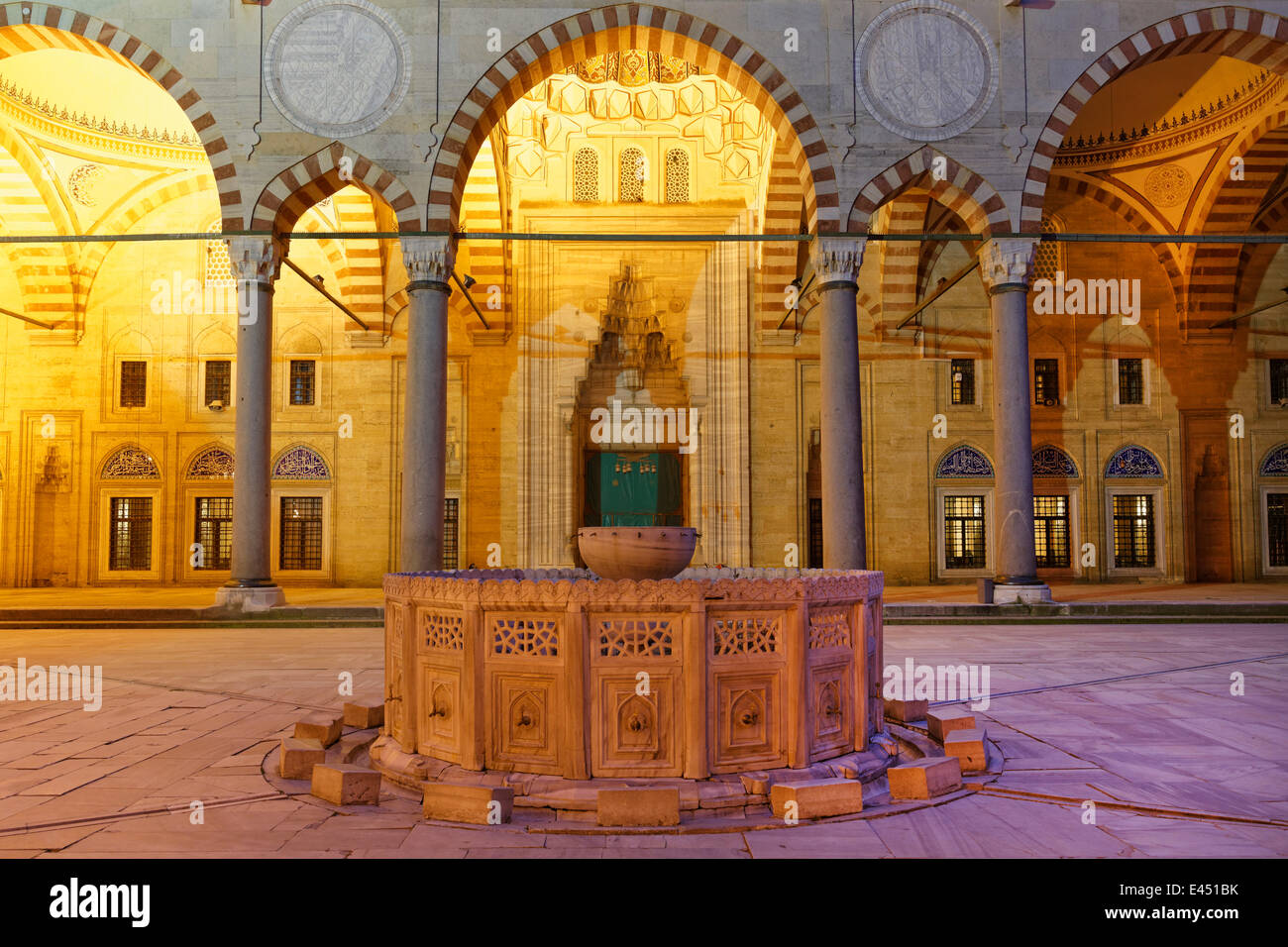 Reinigung Brunnen im Innenhof der Selimiye-Moschee, erbaut von Mimar ...