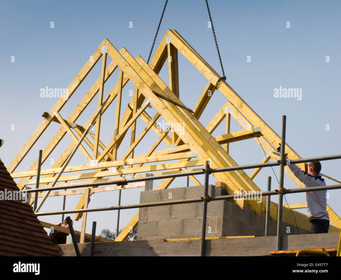 selbst Haus bauen, Bau, Dach, Dach anheben Traversen in Position mit ...