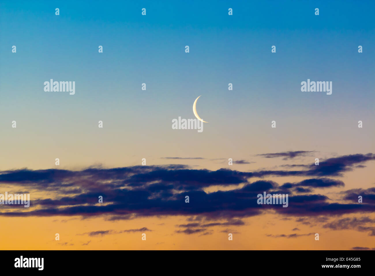 Wolke und mond -Fotos und -Bildmaterial in hoher Auflösung – Alamy