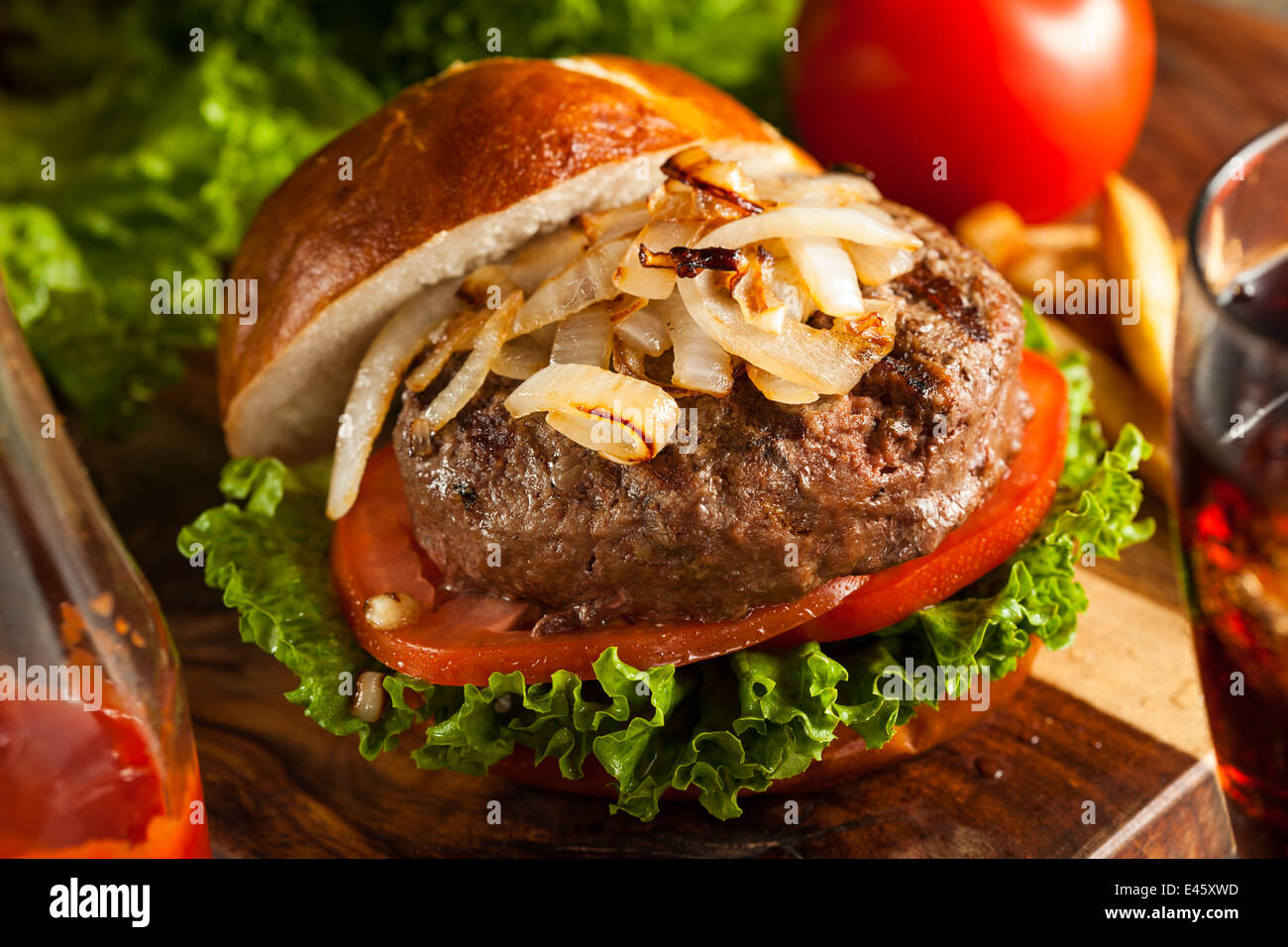 Gourmet-Burger mit Salat, Tomate und Zwiebeln Stockfotografie - Alamy