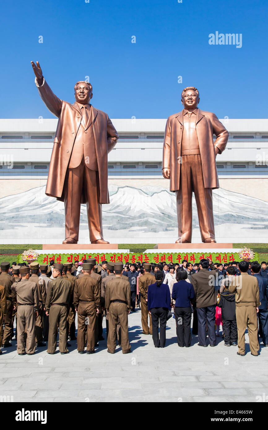Mansudae Grand Denkmal-Menschen vor riesigen Statuen des ehemaligen Präsidenten Kim Il-Sung und ...