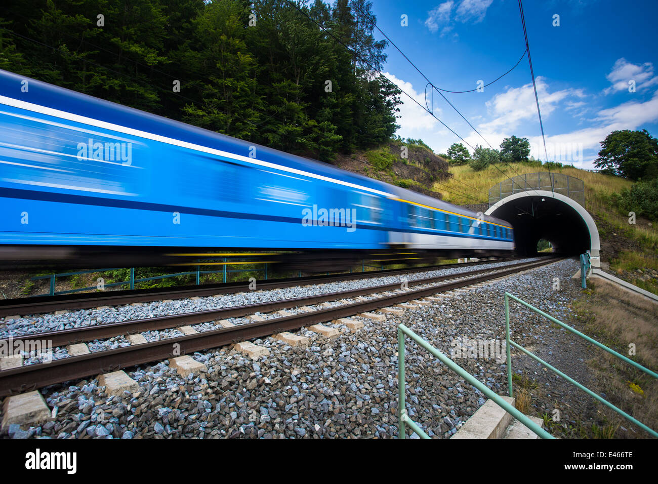 Schnellzug auf der Durchreise eines Tunnels an einem schönen Sommertag ...