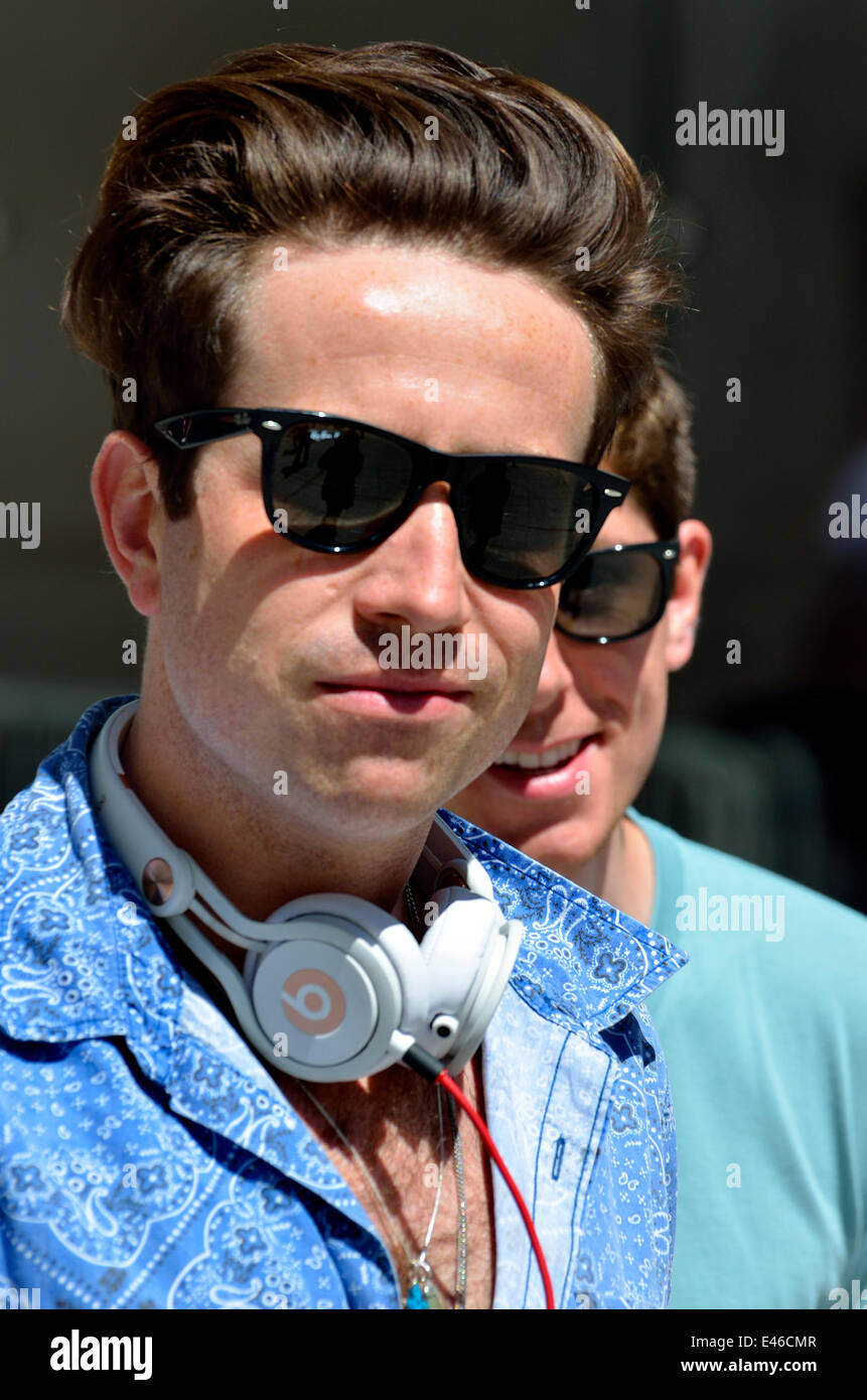 Englischer radiomoderator -Fotos und -Bildmaterial in hoher Auflösung ...