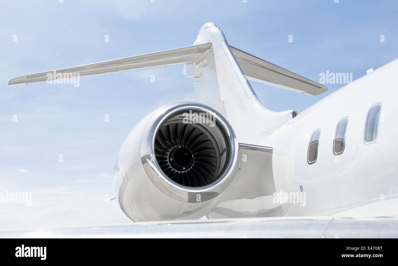 Jet-Engine mit einem Schweif und Teil eines Flügels auf einem Luxus ...