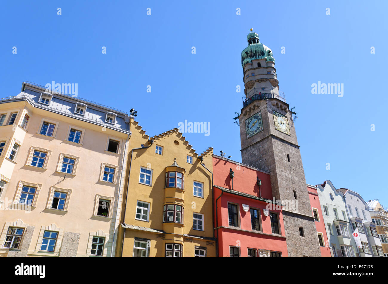 Der Stadtturm und das Stadtbild von Innsbruck in Österreich ...
