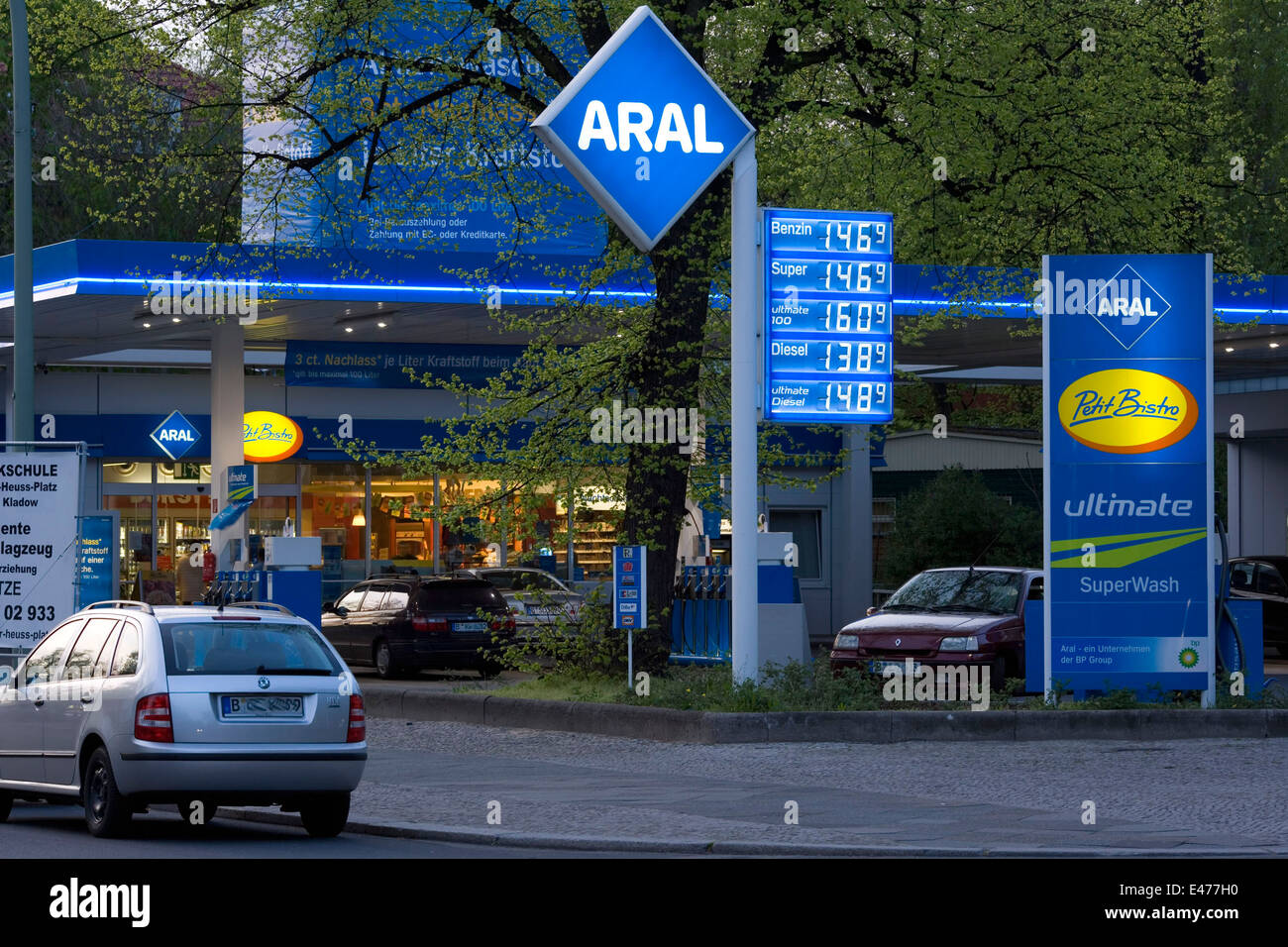 Aral petrol station -Fotos und -Bildmaterial in hoher Auflösung – Alamy