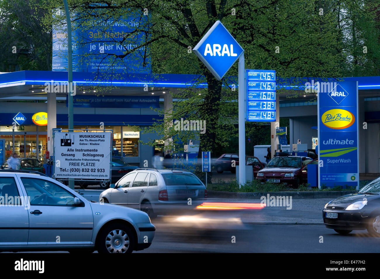 Aral petrol station -Fotos und -Bildmaterial in hoher Auflösung – Alamy